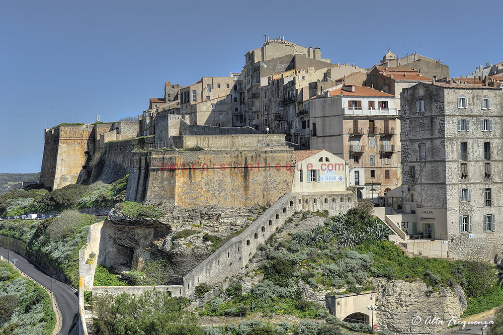 Bonifacio : vue générale de la ville médiévale (1) / La Corse du ...